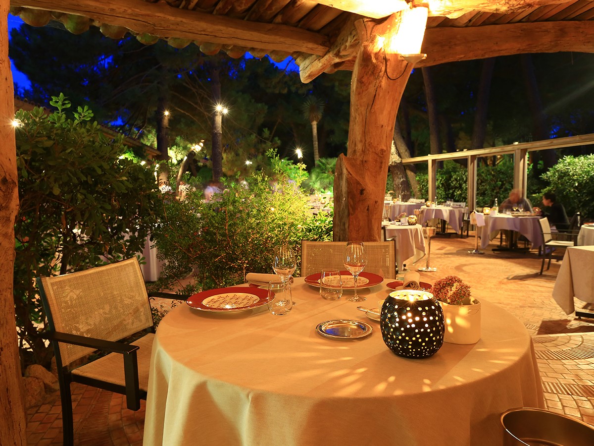 Grand Hôtel de Cala Rossa en Corse : réservez votre séjour avec OOVATU.