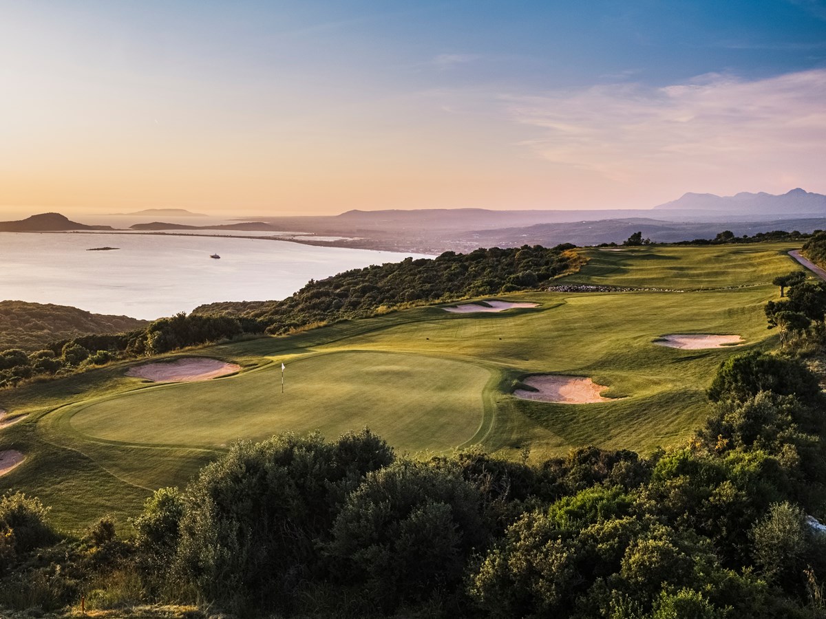 Découvrez les plus beaux parcours de golf en Grèce avec Oovatu