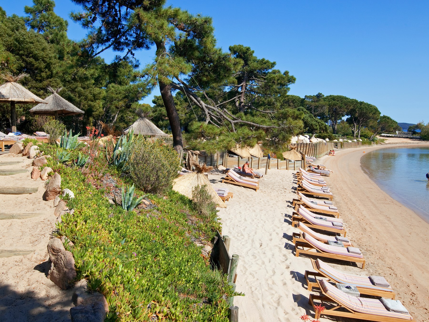 Grand Hôtel de Cala Rossa en Corse : réservez votre séjour avec OOVATU.