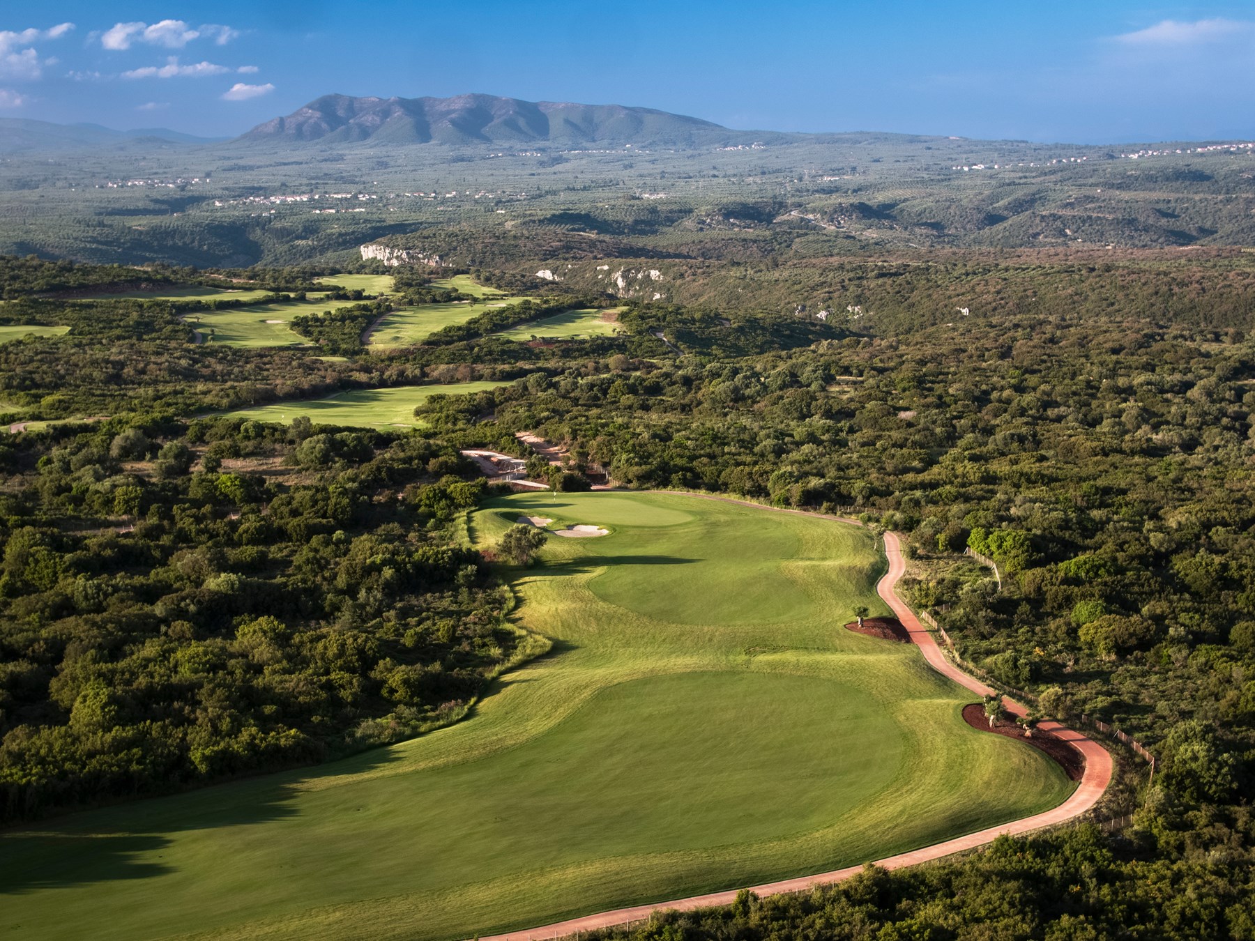 Découvrez les plus beaux parcours de golf en Grèce avec Oovatu